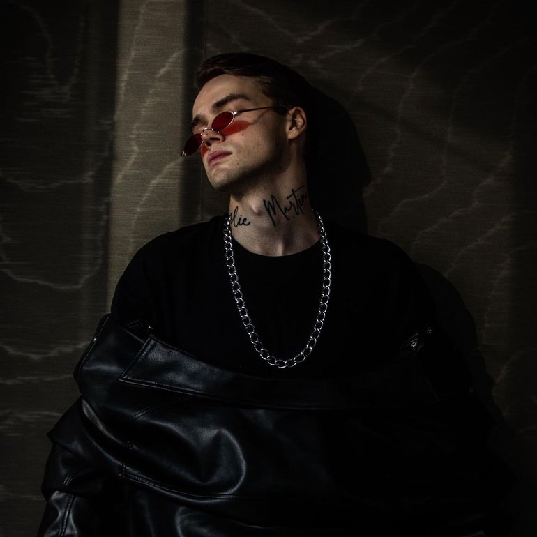 Retušovat Roucho to jo mikolas josef versace model Sakra Dát program