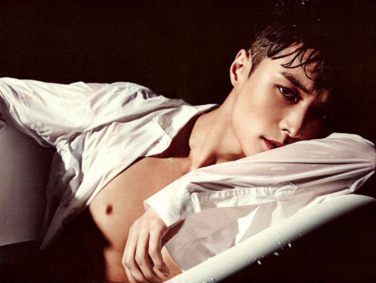 Yixing Shirtless