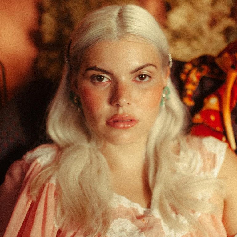 Classify Brazilian singer Duda Beat