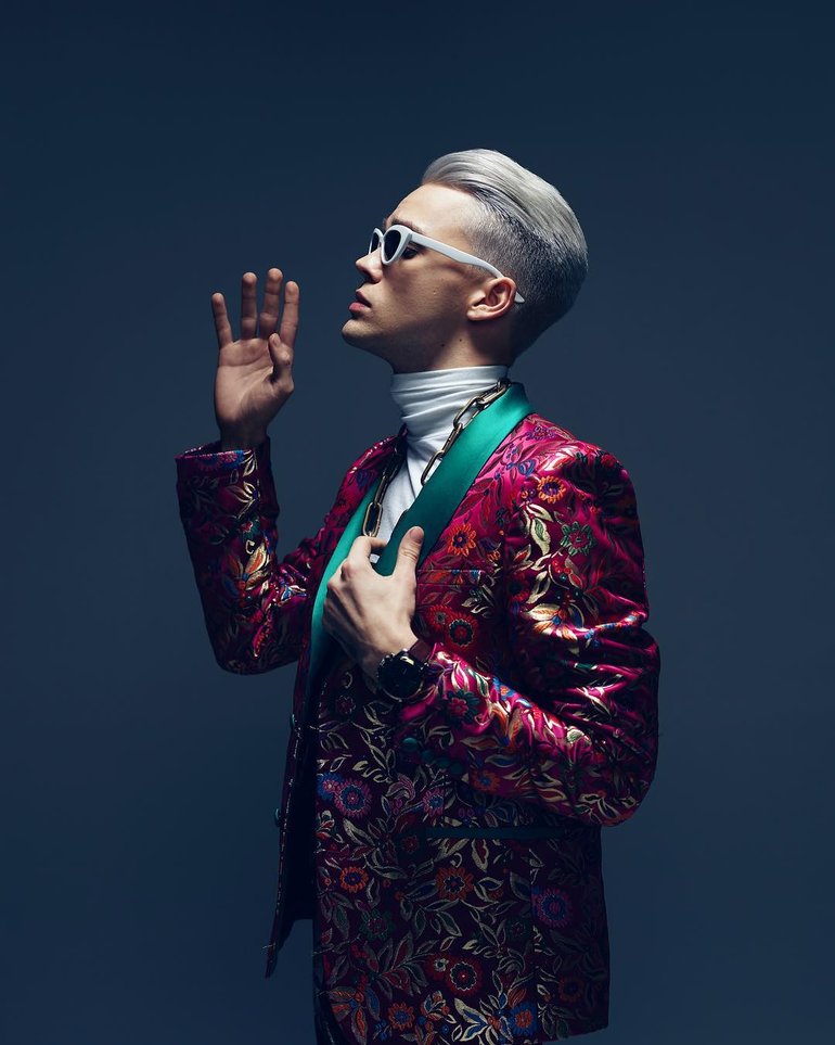 Retušovat Roucho to jo mikolas josef versace model Sakra Dát program
