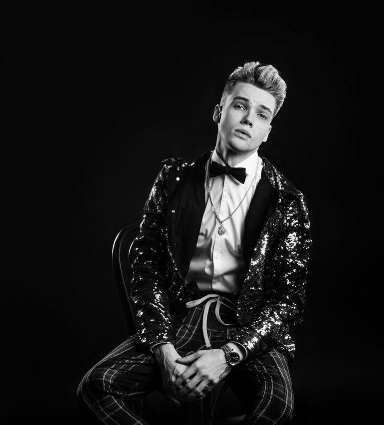 Retušovat Roucho to jo mikolas josef versace model Sakra Dát program