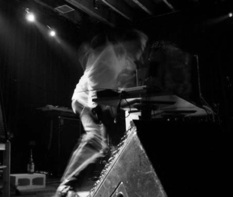 Look Over Your Shoulder | Aaron Dilloway | 8tracks radio